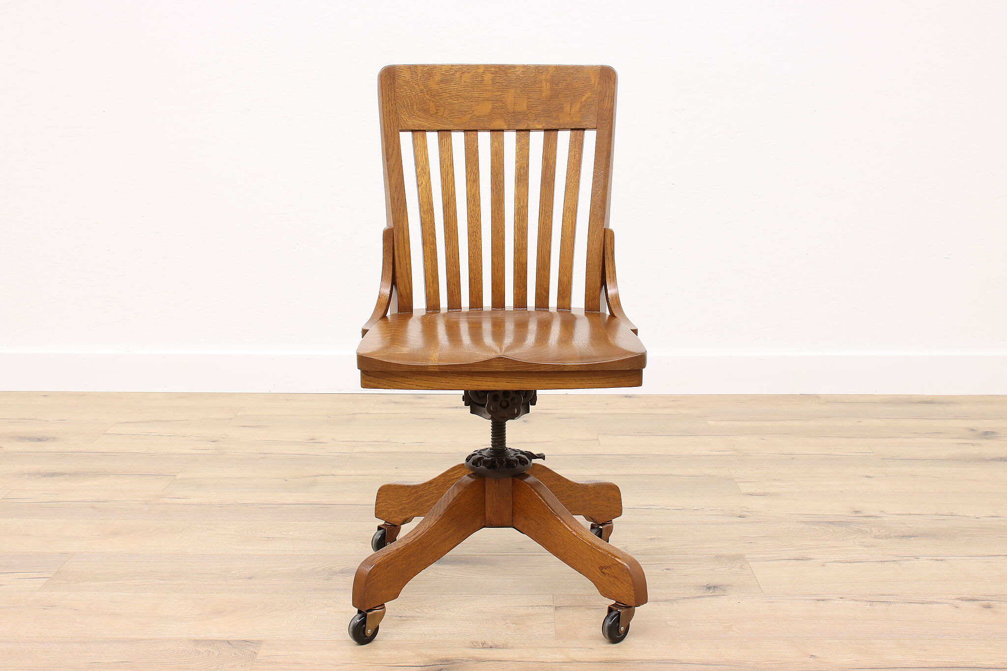 Traditional Oak Antique Adjustable Swivel Office Desk Chair, Milwaukee