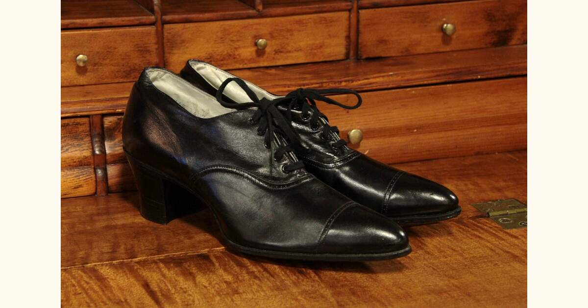 Woman's Antique Black Shoes, Leather
