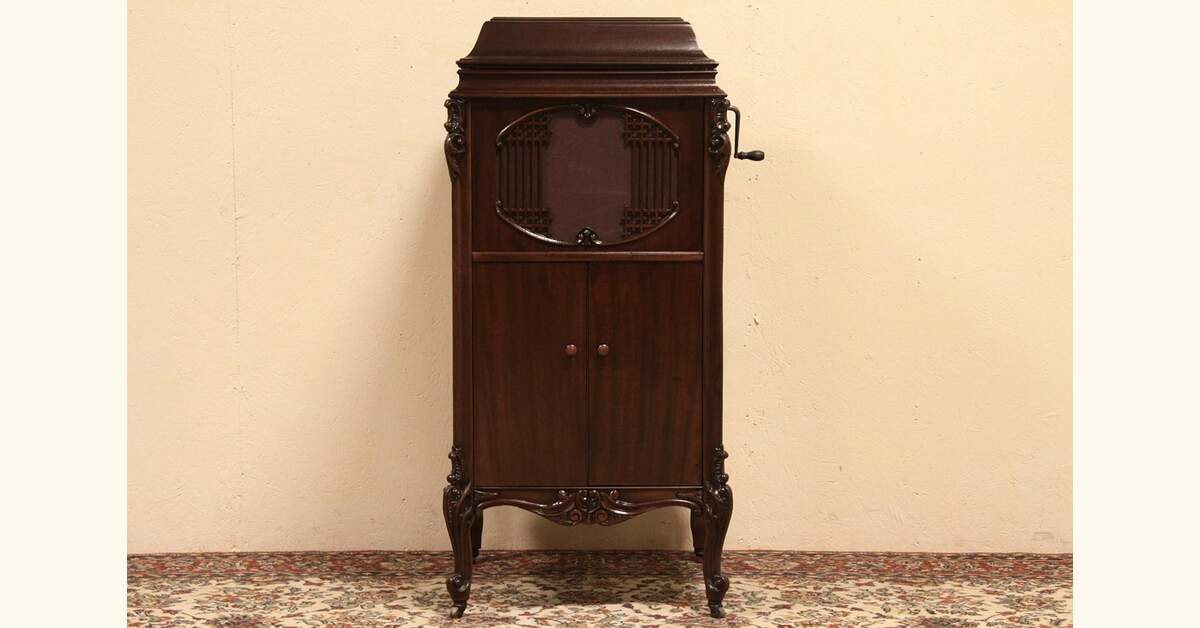 Brunswick 1917 Pat. Carved Mahogany Phonograph