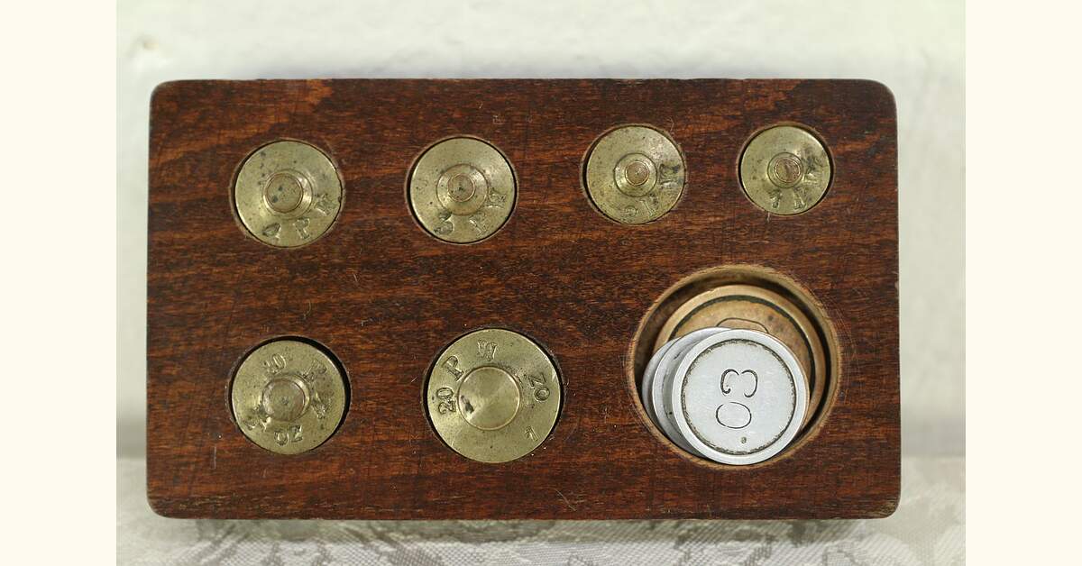 Brass Antique Set of 6 Pwt Scale Weight Set, Case, Coin Weights, England