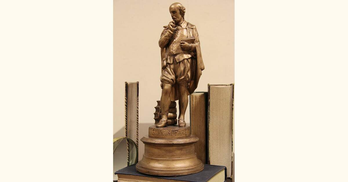 Statue or Sculpture of Shakespeare Standing