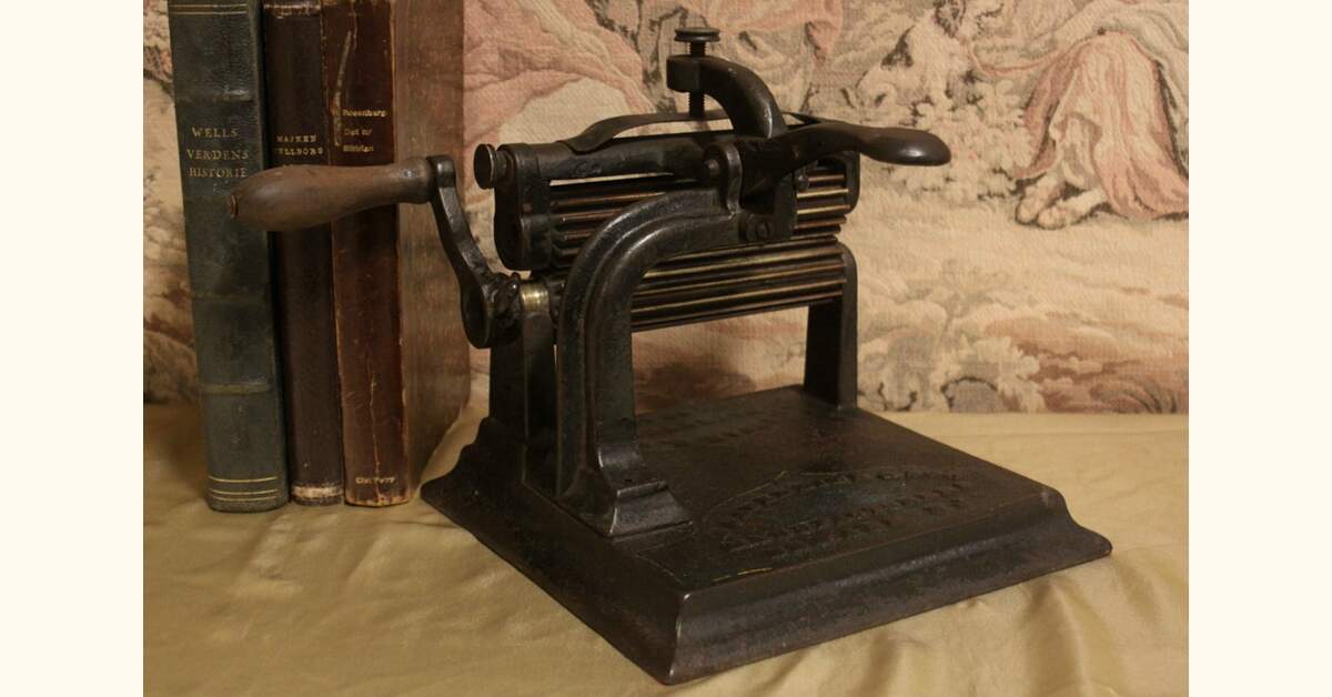 Victorian 1868 Iron Pleat Roller, Fluter, Crimper or Ruffler