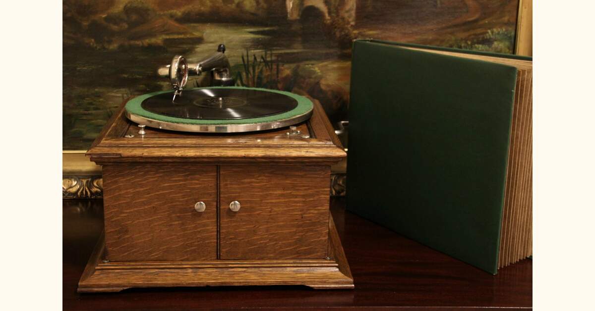 Victor Table Top 1920 Oak Victrola Phonograph