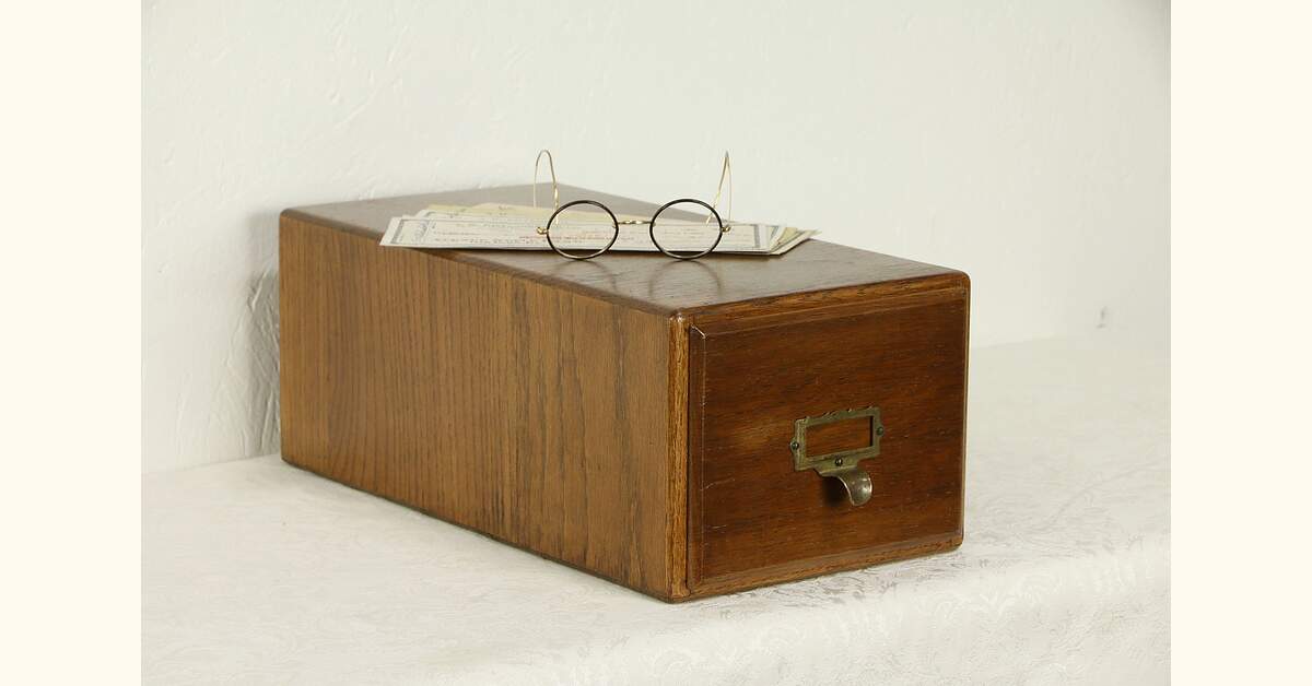 Oak Antique Desktop 4 x 6 Card File, Brass Pull