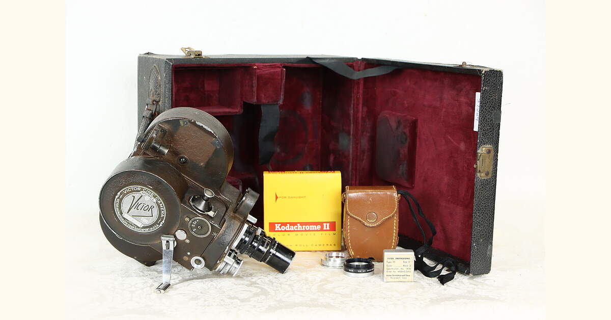 Victor Cine' 16mm Vintage Movie Camera & Case, 3 Lenses, Appears Working