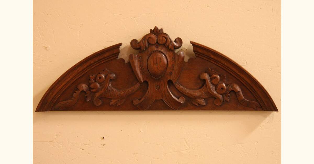 Carved Victorian Cornucopia Crest