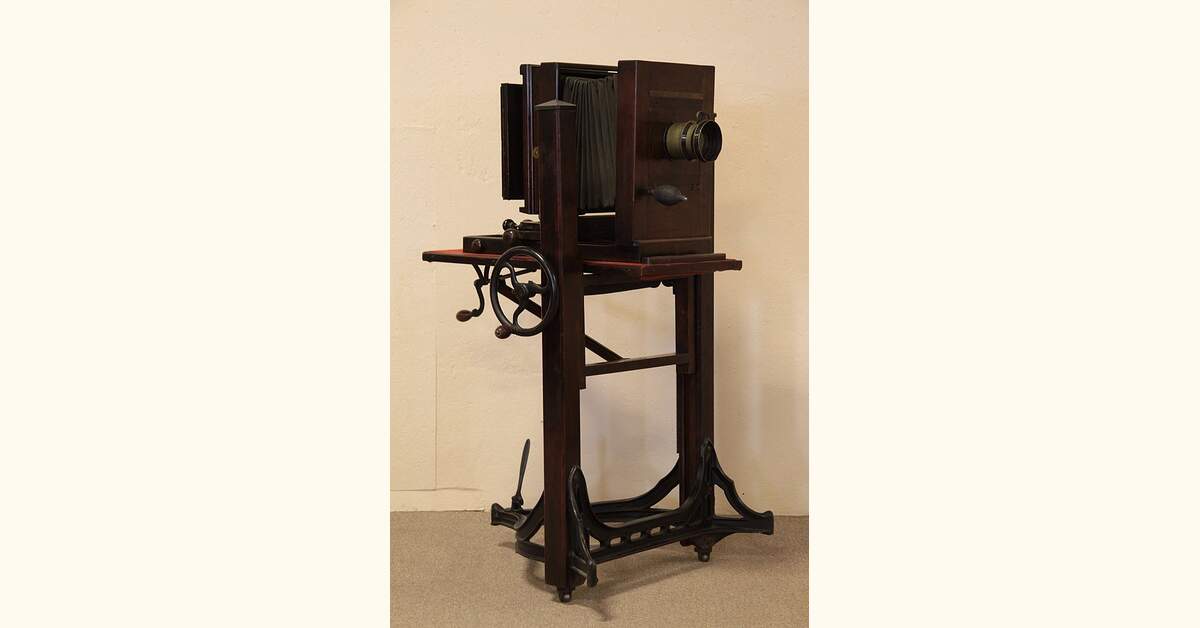 Century Graflex Antique Camera & Stand