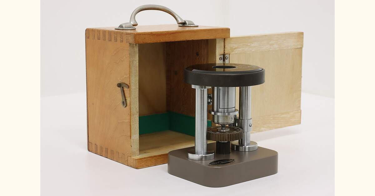 Japanese Vintage Laboratory Microtome Slicer & Case, Swift